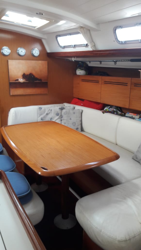 SALOON TABLE | Pearl Islands Sailing